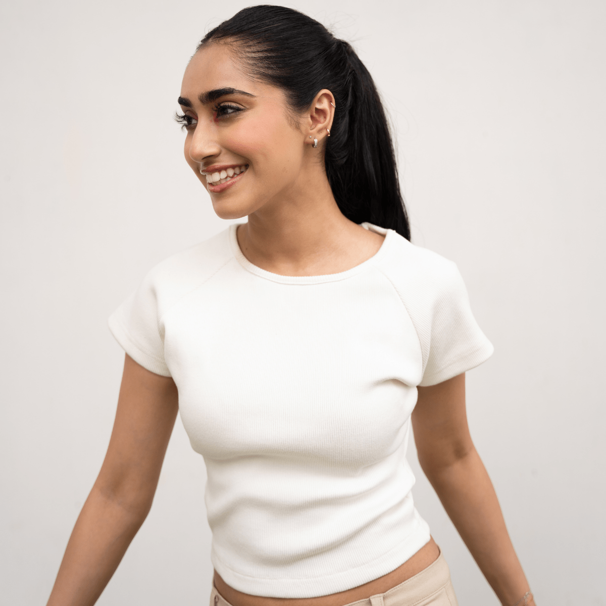 White Round Neckline Short Sleeve Ribbed Tee – LEKSI